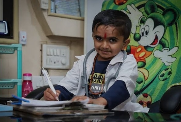 Meet Ganesh Baraiya, Shortest Doctor In The World From Gujarat Whose ...
