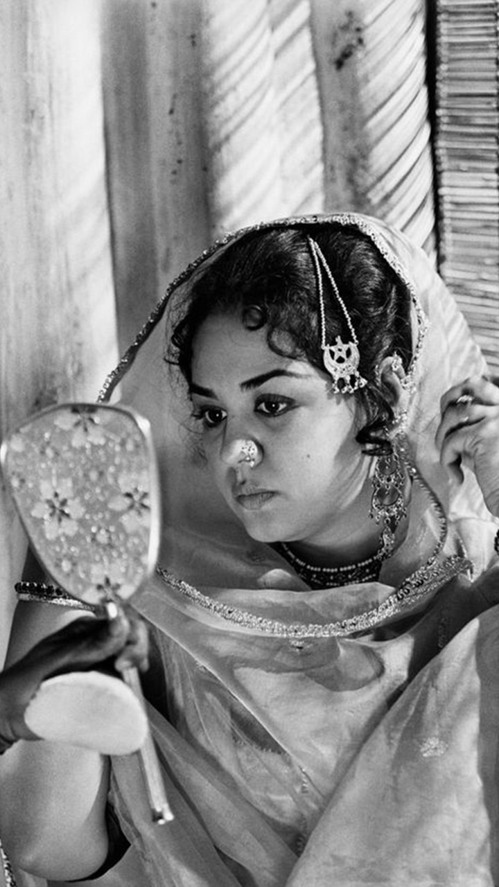 Farida Jalal's 7 Splendid Ethnic Moments With That Retro Twist