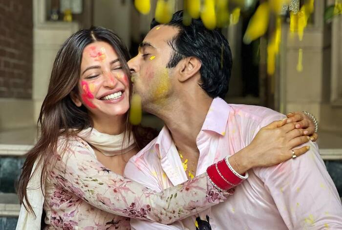 Newlyweds Pulkit Samrat And Kriti Kharbanda Share a Sweet Kiss in First Holi Pics After Wedding