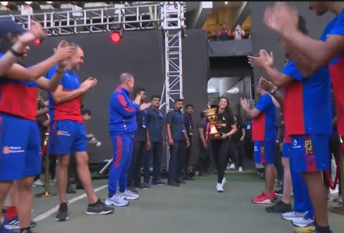 RCB Men Give Guard Of Honour To Smriti Mandhana And Co For WPL 2024 Heroics
