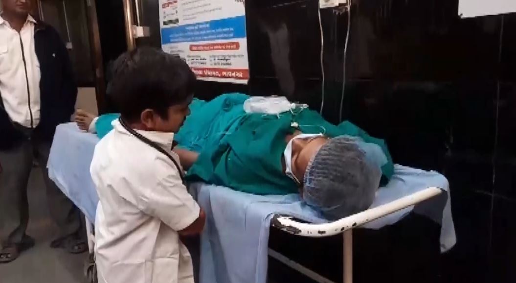 Meet Ganesh Baraiya, Shortest Doctor In The World From Gujarat Whose ...