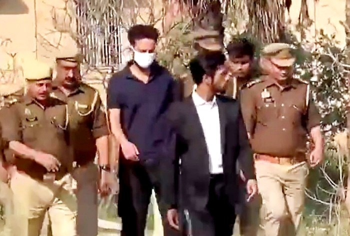 Elvish Yadav Bail Hearing Postponed Due to Strike - Watch Viral Video ...