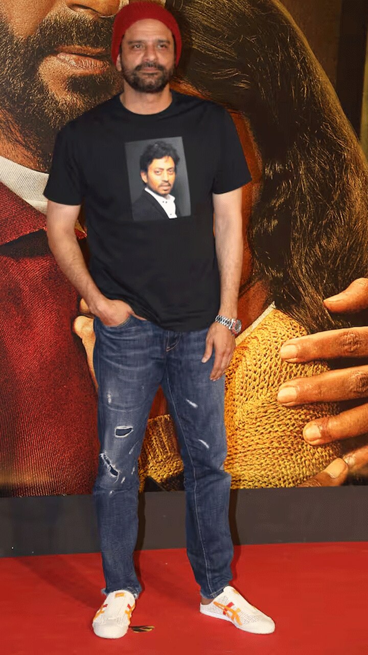 Shaitaan की स्क्रीनिंग पर इरफान खान की फोटो वाली टी-शर्ट पहन पहुंचे ...