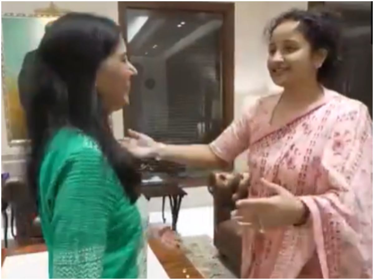 VIDEO: सुनीता केजरीवाल और कल्पना सोरेन ने की मुलाकात, जेल में बंद हेमंत सोरेन और गिरफ्तार अरविंद ...