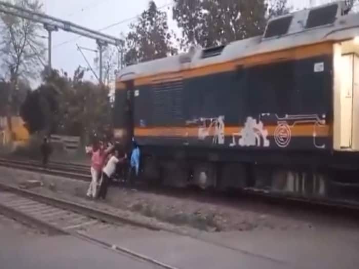 Train Viral Video: इंजन को धक्का लगाकर लूप लाइन पर ले गए रेल अधिकारी ...