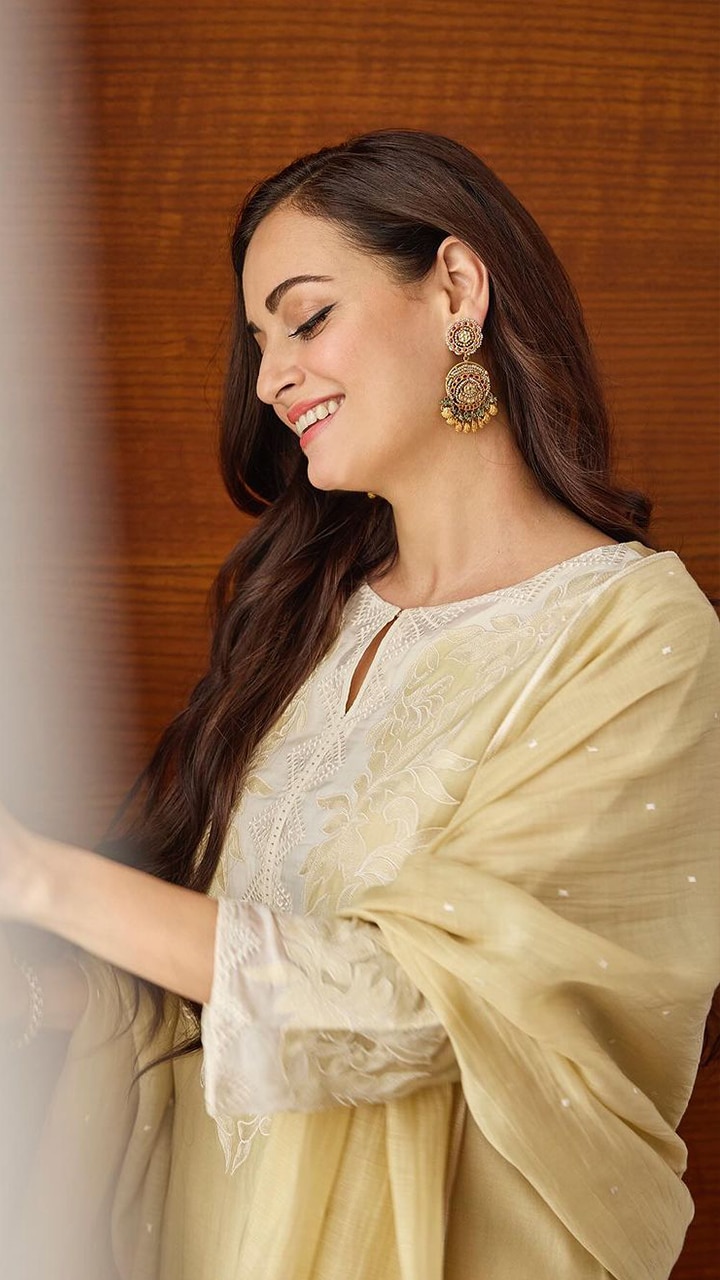 Dia Mirza is a Bright Sunshine Driving Away Weekday Blues in ...