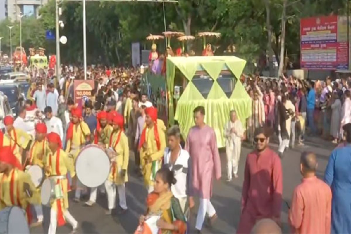 35 Jain Devotees, Including Billionaire And 10 Minors Become Monks At ...