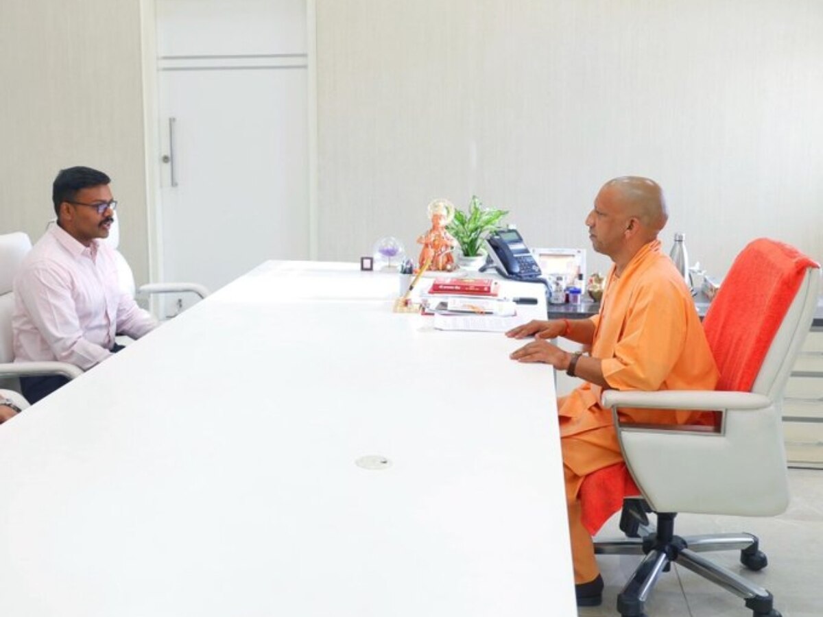 Upsc टॉपर आदित्य श्रीवास्तव ने Cm योगी आदित्यनाथ से की मुलाकात। देखें