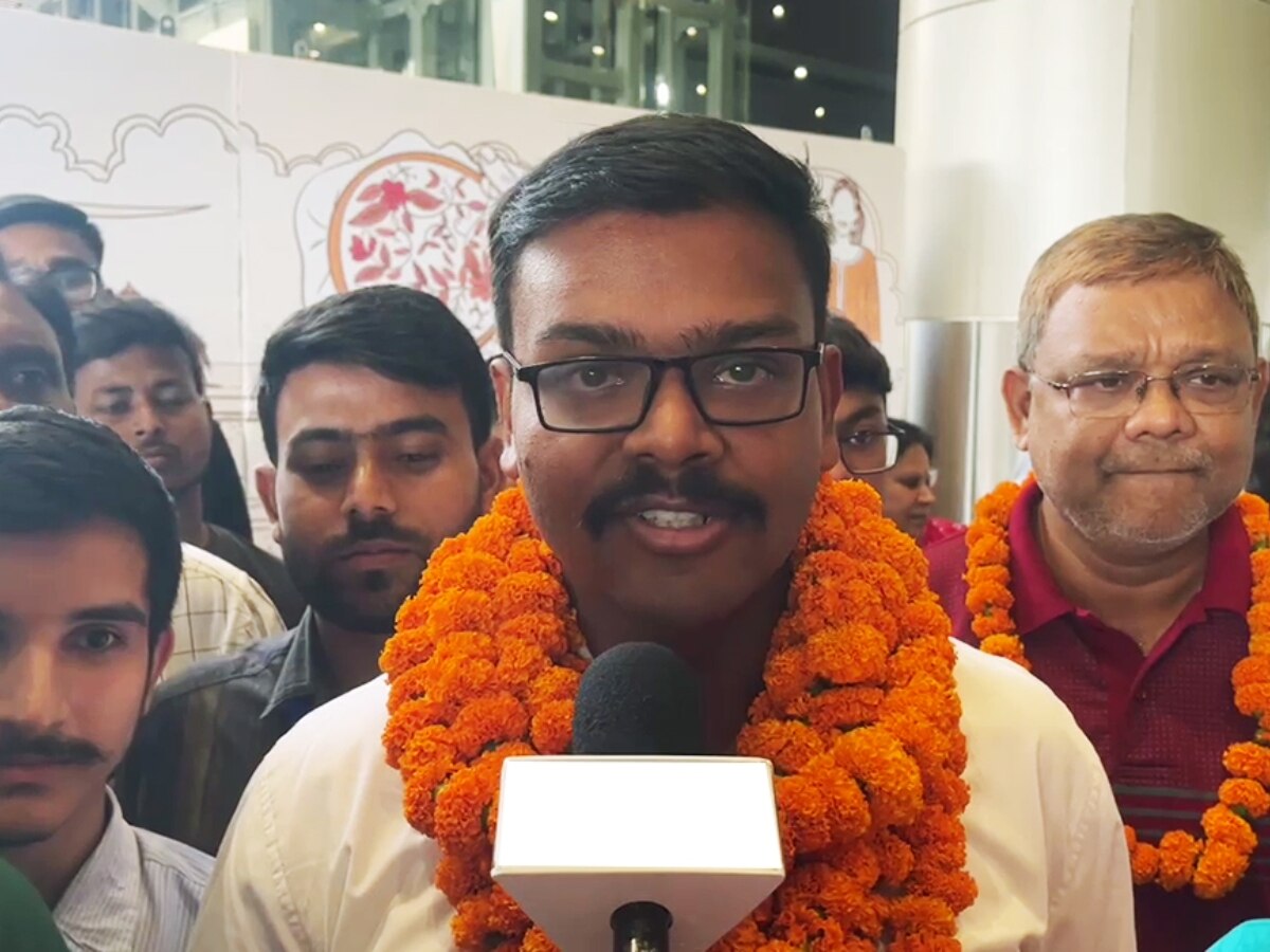 UPSC टॉपर आदित्य श्रीवास्तव ने CM योगी आदित्यनाथ से की मुलाकात। देखें ...