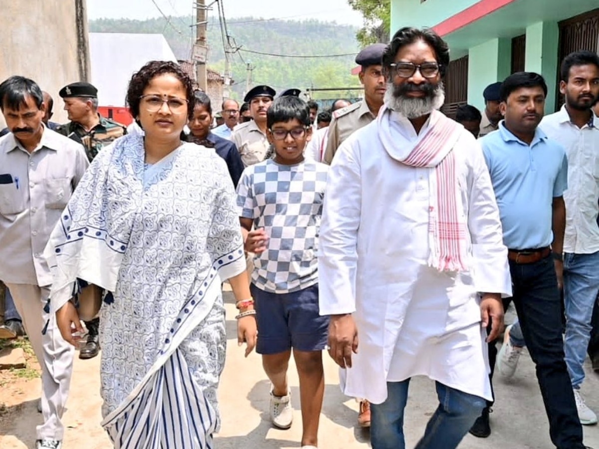 गिरफ्तारी के बाद पहली बार जेल से बाहर आए हेमंत सोरेन, लंबे बाल-दाढ़ी ...