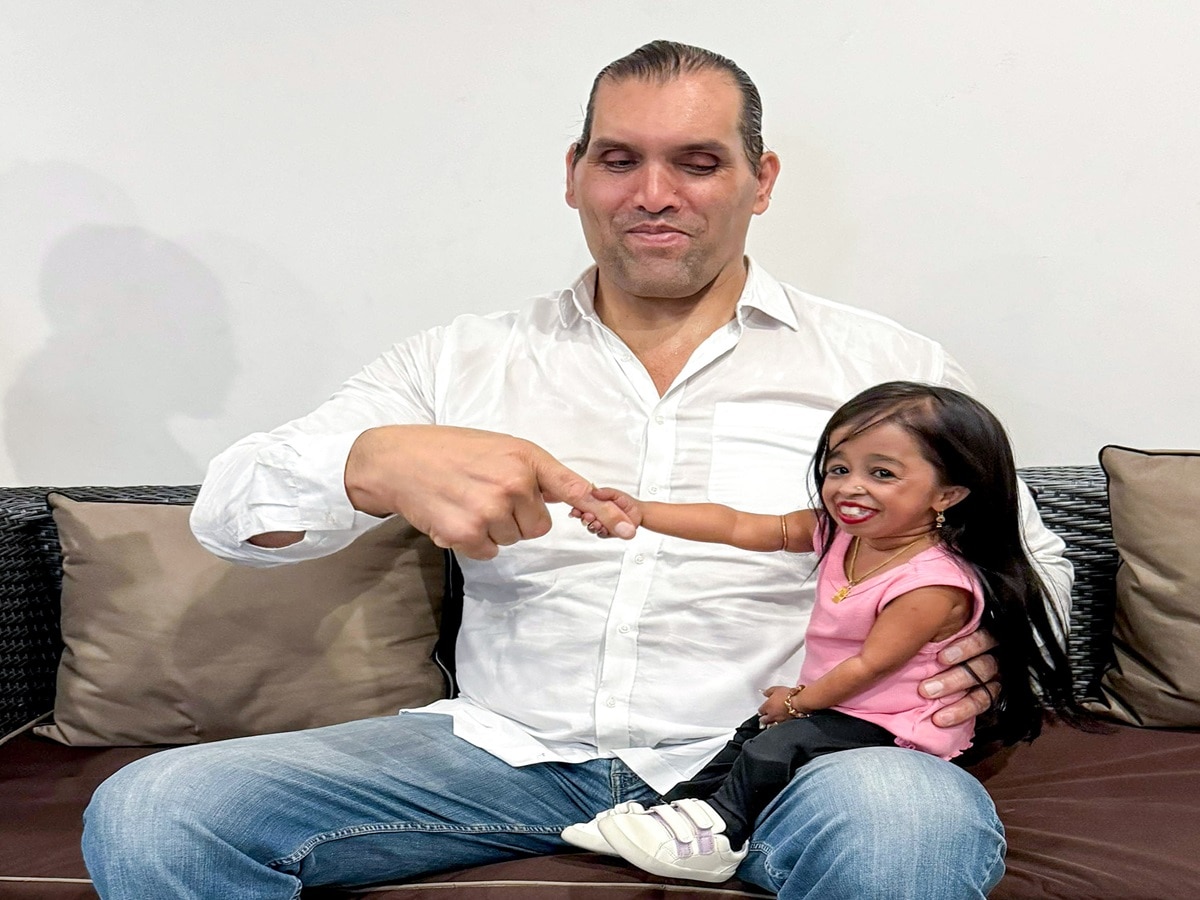 दुनिया की सबसे छोटी महिला ज्योति आम्गे से मिले The Great Khali, देखें ...