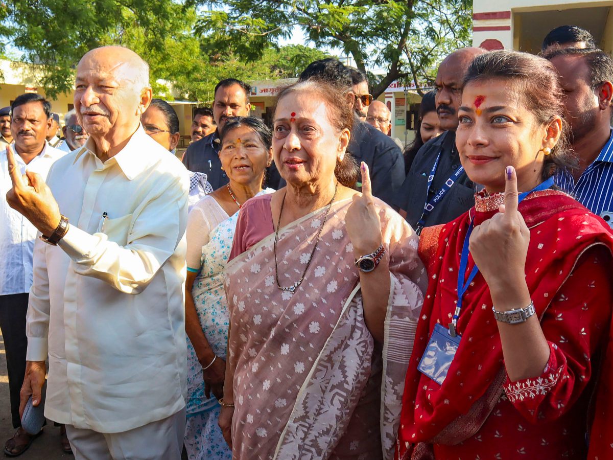 Lok Sabha Polls: परिवार के सदस्यों के साथ वोट डालने पहुंचे राजनेता ...