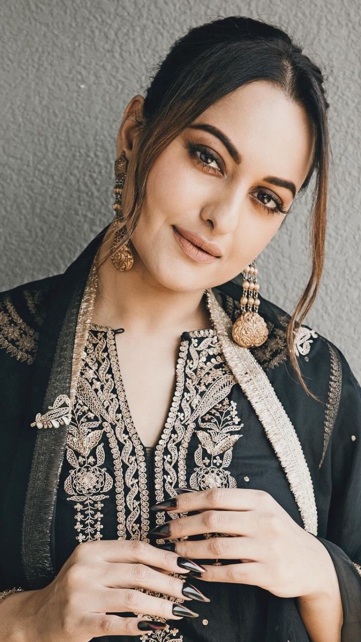 Sonakshi Sinha's 8 Photos in Black Sharara Prove She is Fareedan Forever