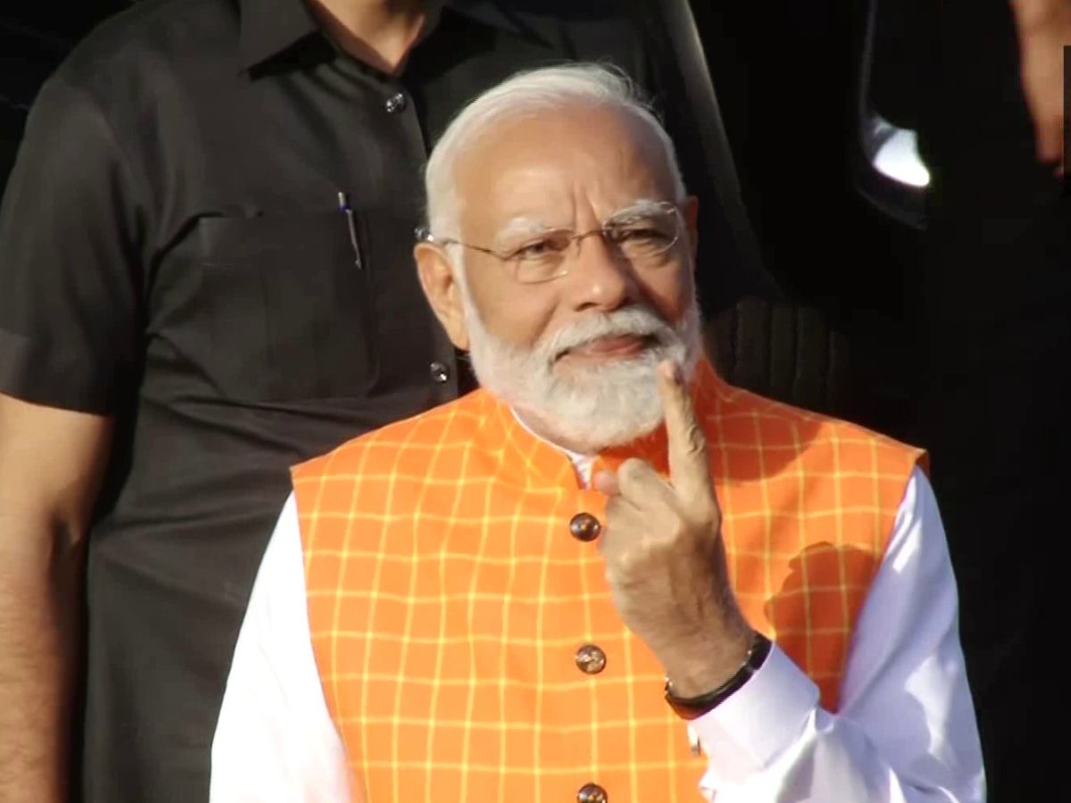 Gujarat Lok Sabha Chunav 2024 PM Modi Caste His Vote in Ahmedabad ...