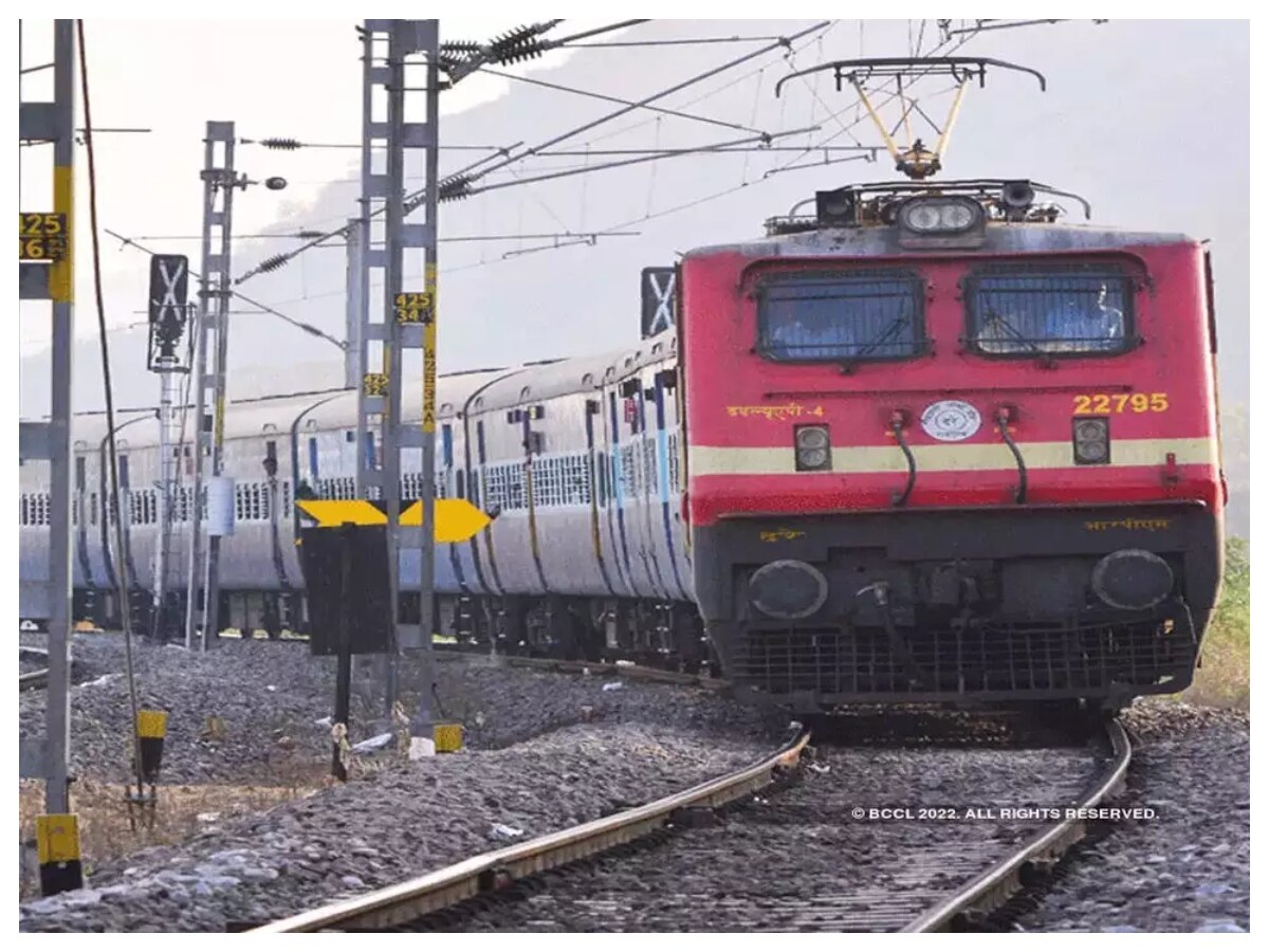 ट्रेन में किसी और ने कब्‍जा ली आपकी रिजर्व सीट तो बिना लड़े बस करें ये काम