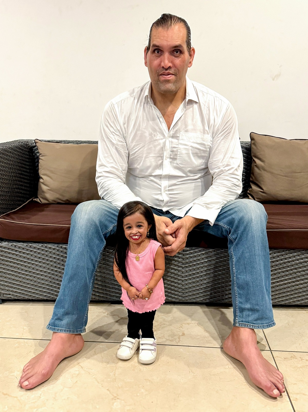 दुनिया की सबसे छोटी महिला ज्योति आम्गे से मिले The Great Khali, देखें ...