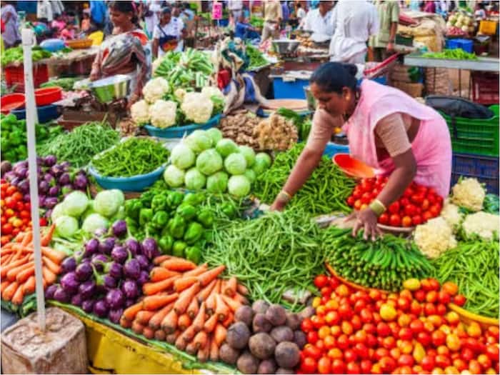 Vegetable Price Rise: दिल्ली में सब्जियों की सप्लाई घटी, ऊंचे दामों से ...