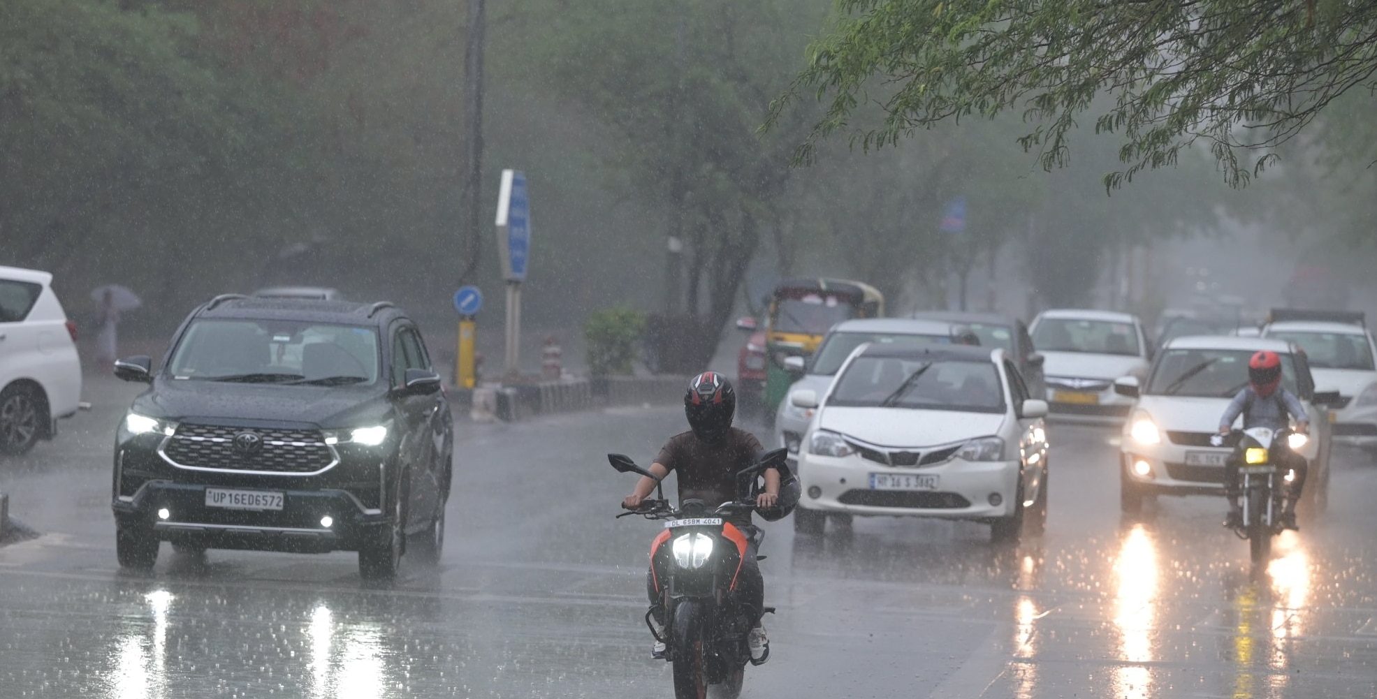 Heavy Rain Lashes Delhi, Noida, Ghaziabad; Brings Respite From Scorching Heat – See Photos, Videos