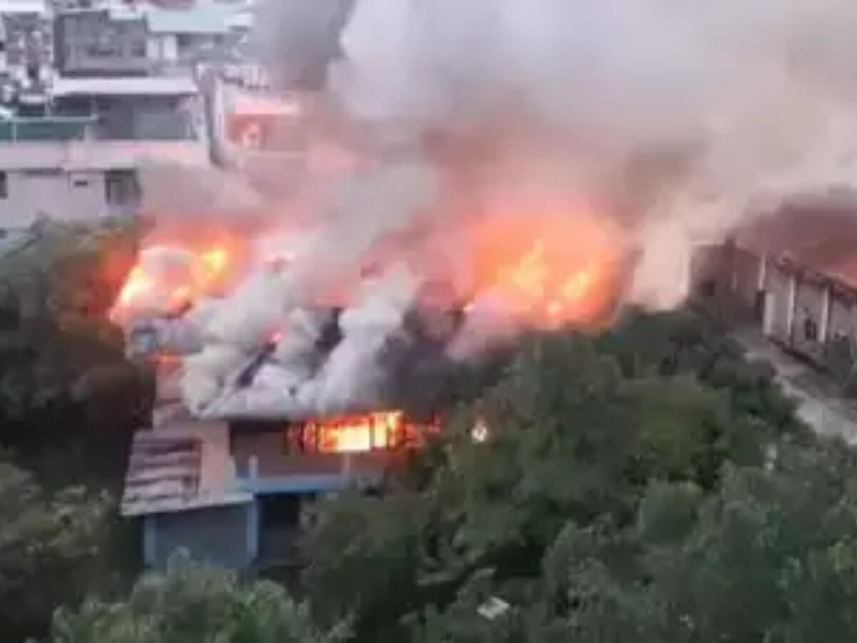 मणिपुर में सचिवालय बिल्डिंग के पास लगी भीषण आग, पास ही में है CM बीरेन ...
