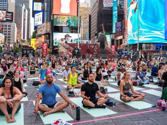 टाइम्स स्क्वायर पर एक साथ हजारों लोगों ने किया योग, विदेश में भी दिखा ...