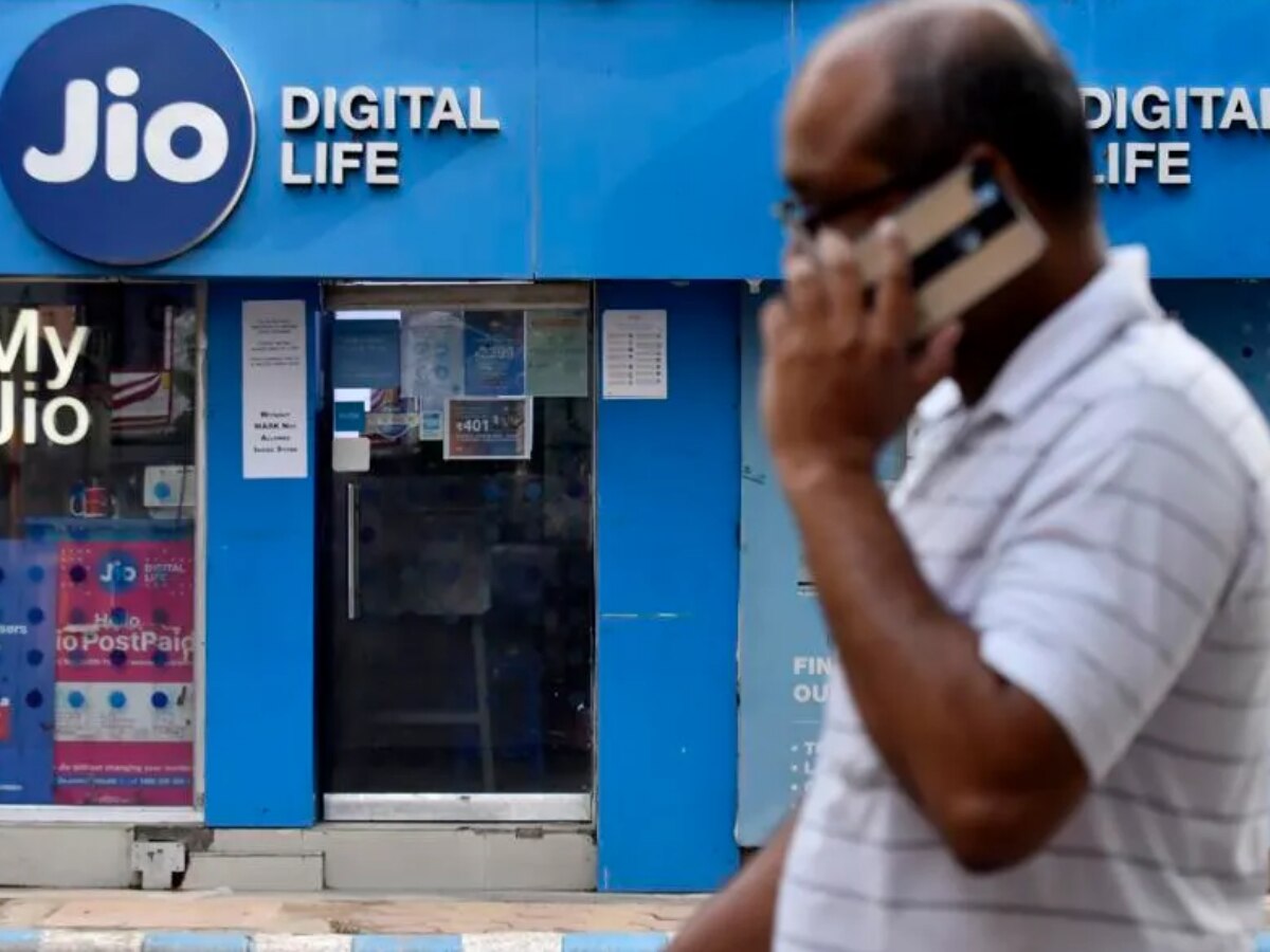 Jio ने यूजर्स को झटका, महंगे कर दिए पोस्टपेड और प्रीपेड प्लान्स, यहां ...