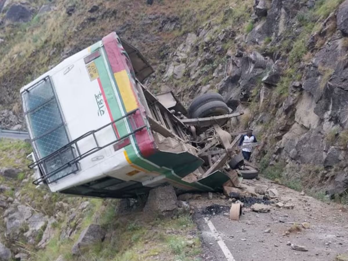 Himachal Road Accident: हिमाचल प्रदेश के शिमला में बस दुर्घटना में 4 ...