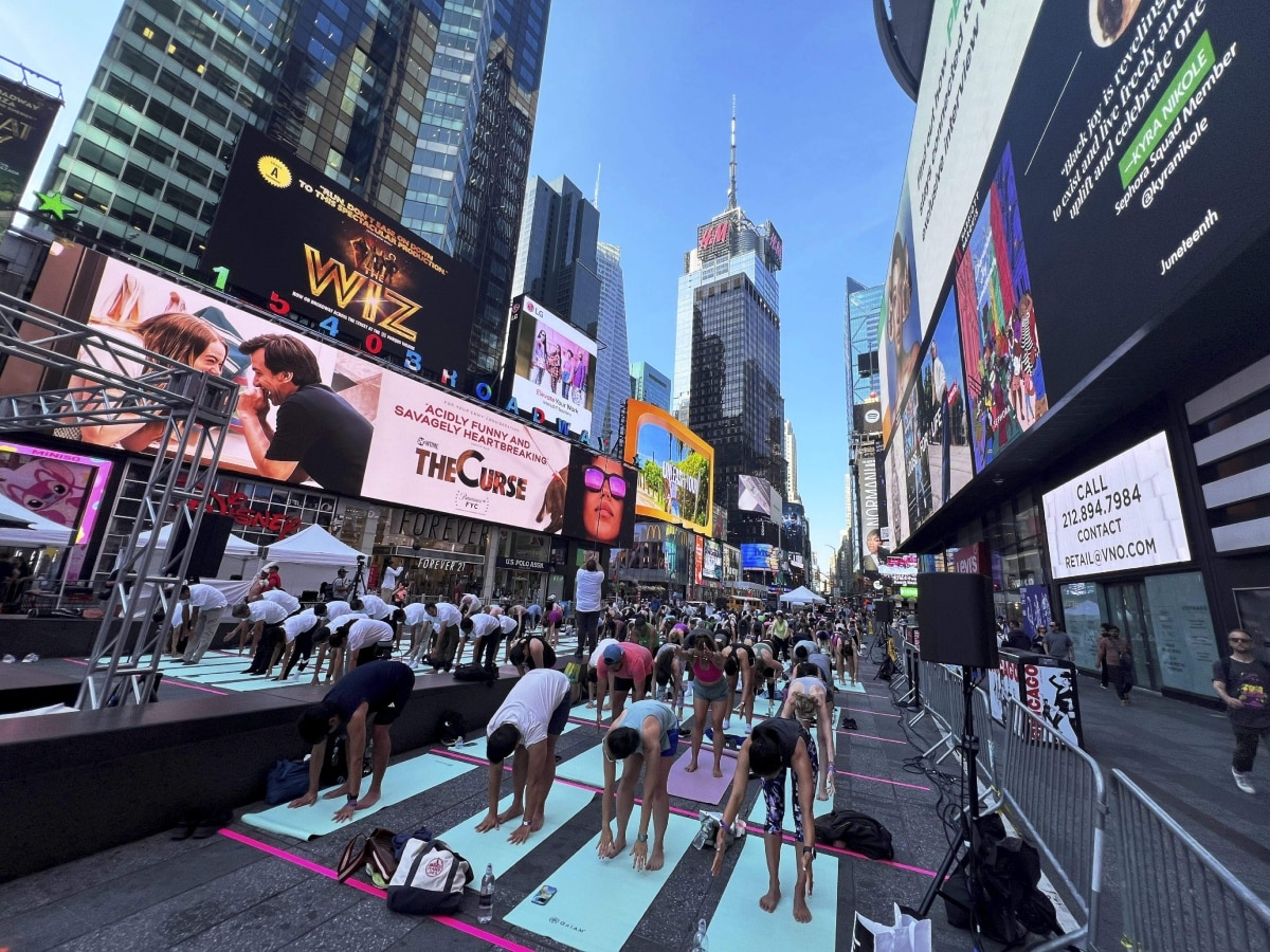 टाइम्स स्क्वायर पर एक साथ हजारों लोगों ने किया योग, विदेश में भी दिखा ...