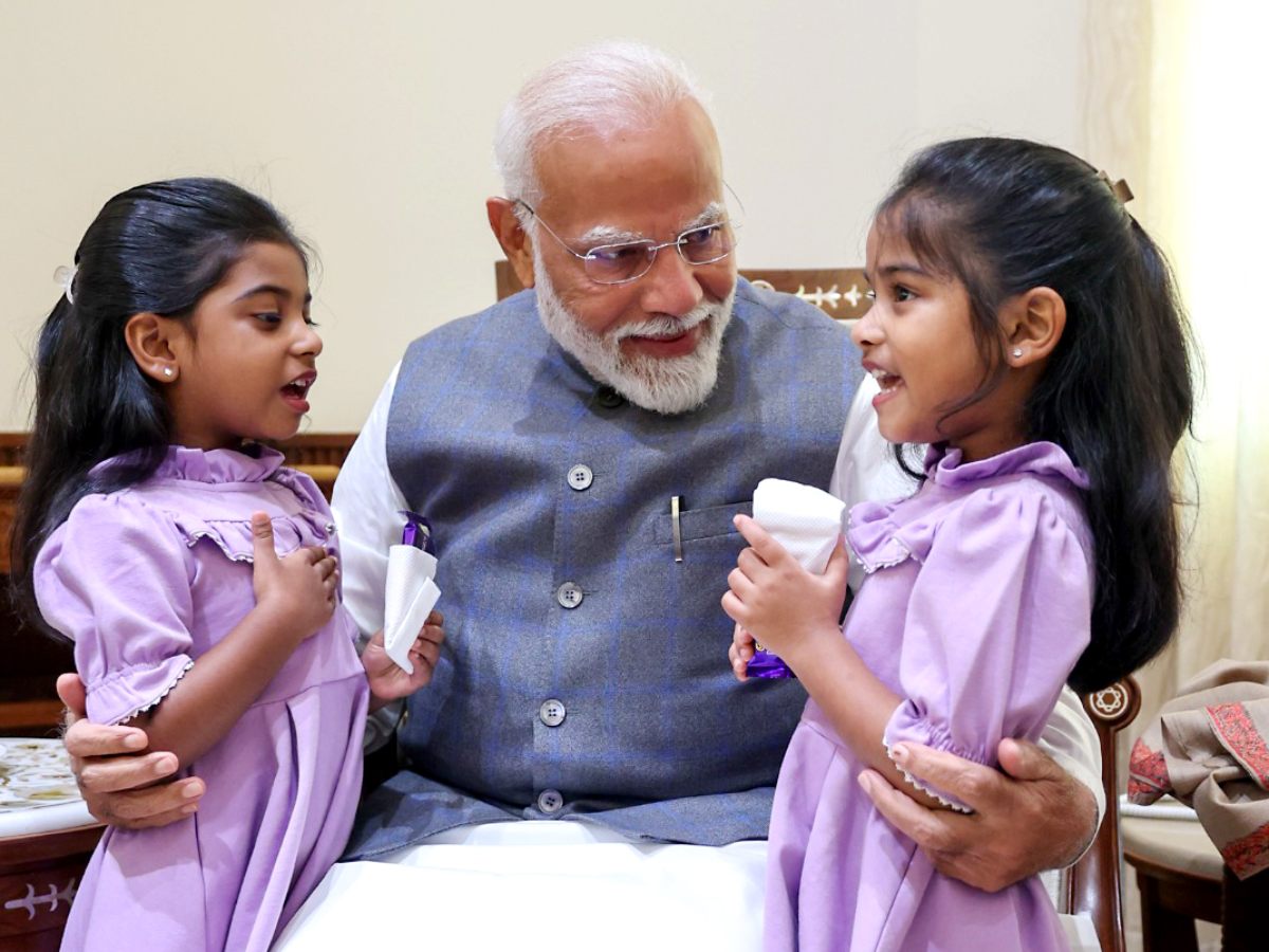 PM मोदी से मिलने पहुंचे दो नन्हे मेहमान, क्या आप जानते हैं कौन हैं ये ...