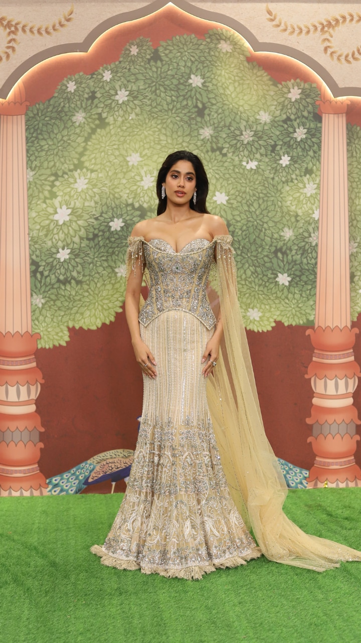 Janhvi Kapoor Exudes Diva Vibes in Stone-Studded Fish-Cut Lehenga