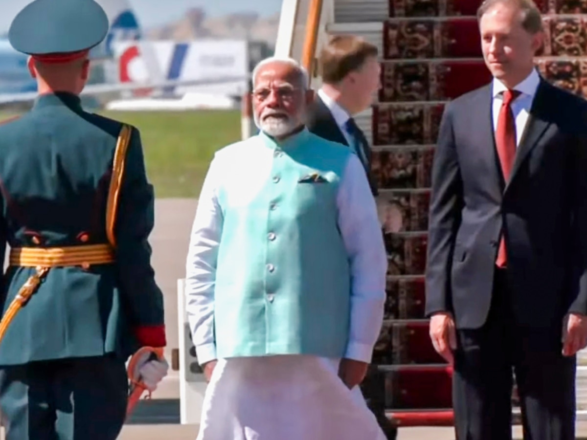 मॉस्को में गूंजा मोदी-मोदी, एयरपोर्ट से लेकर होटल तक ऐसे हुआ स्वागत ...