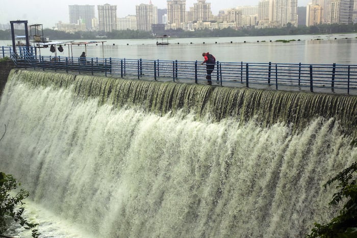 Mumbai's Famous Powai Lake Overflows; Video Goes Viral