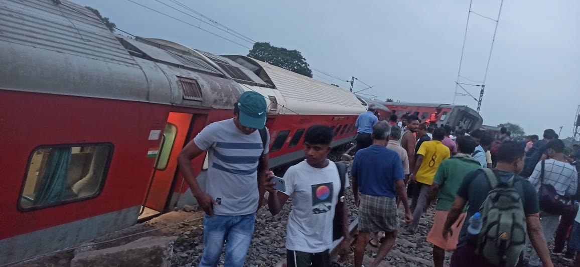 10 Coaches of Mumbai-Howrah Mail Derails In Jharkhand: Indian Railways ...