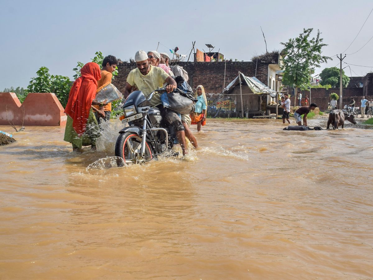 UP Floods: बाढ़ से यूपी के 900 से ज्यादा गांवों में मची तबाही,18 लाख ...