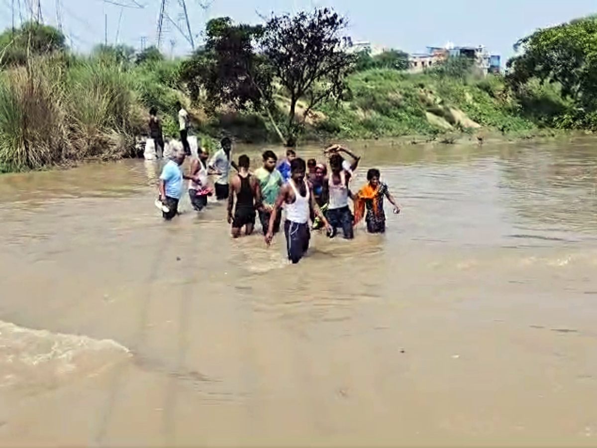 Bawana Floods: नहर टूटी और दिल्ली के बवाना में आ गई बाढ़, डूब गई जेजे ...