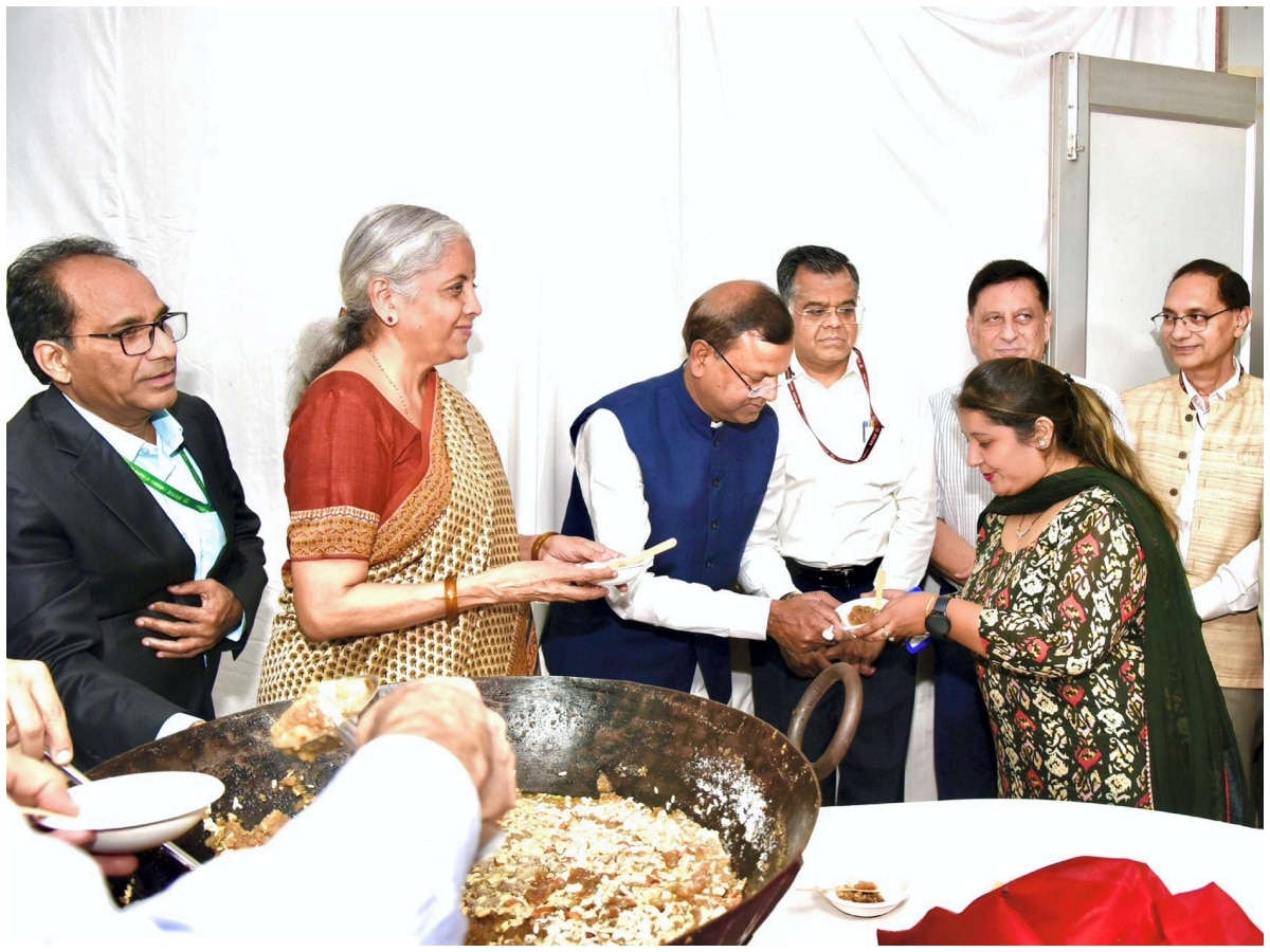 पारंपरिक हलवा समारोह में शामिल हुई वित्त मंत्री, बजट डॉक्यूमेंट्स को ...