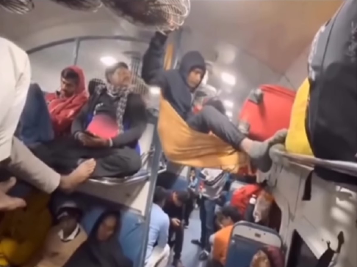 Train Ka Video: ट्रेन में सीट के लिए बनाया गजब का जुगाड़, मगर जो हुआ ...