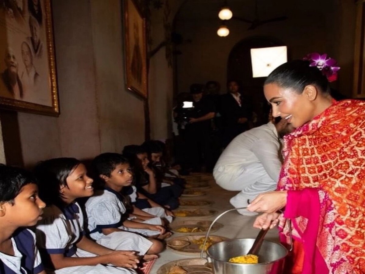 Kim Kardashian बहन के साथ पहुंची मुंबई के इस्कॉन मंदिर, स्कूली बच्चों ...