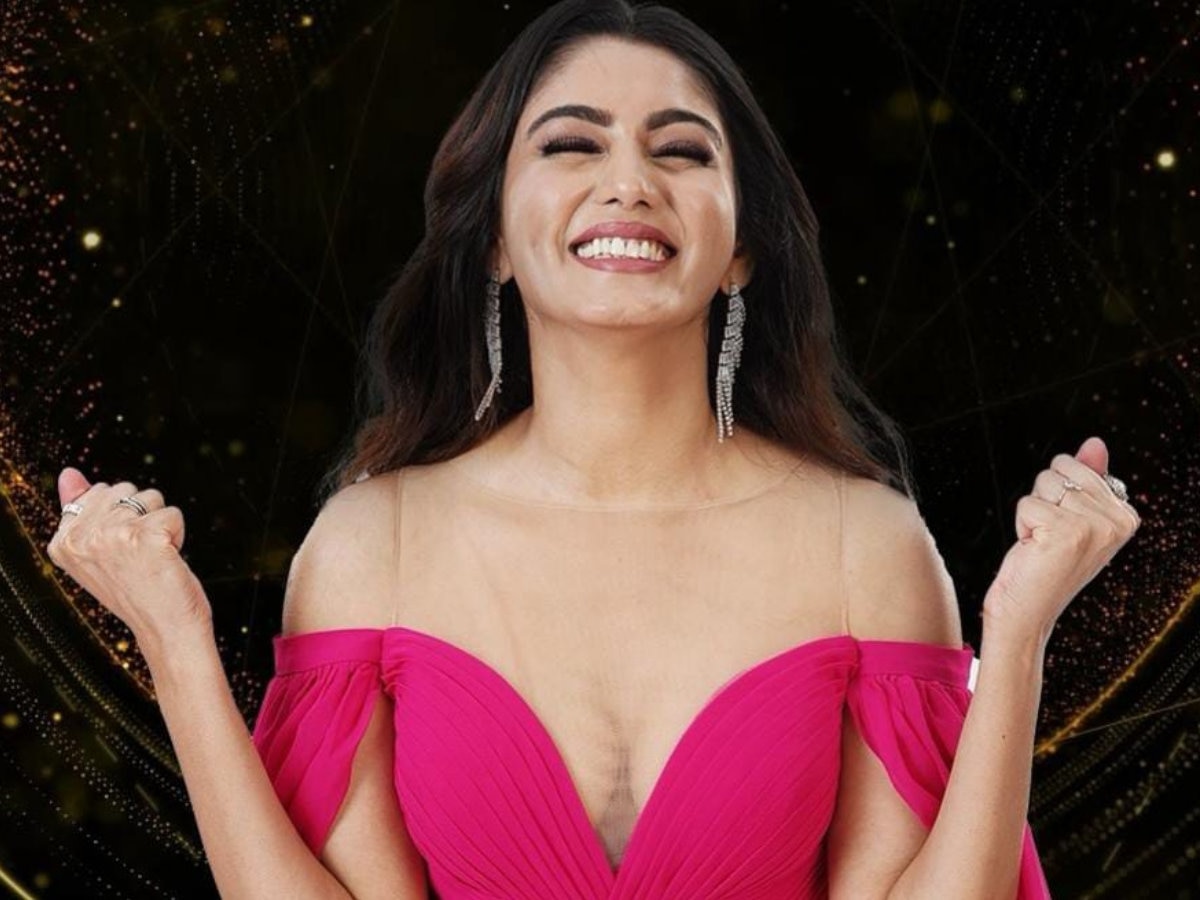 Bigg Boss OTT 3 Winner : बिग बॉस ओटीटी 3 की विनर बनीं सना मकबूल, ट्रॉफी के साथ अपने नाम की 25 ...