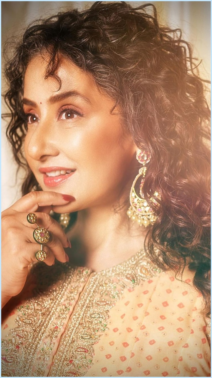 11 Manisha Koirala's Elegant Hairstyles That Are Still Trendy