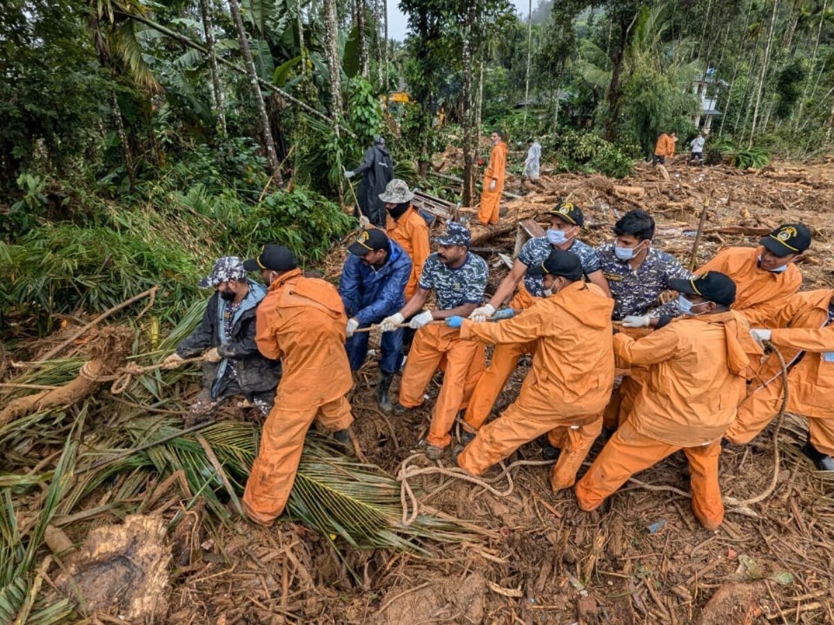 Wayanad Landslide: जंगल में फंसे आदिवासी परिवार के लिए फरिश्ता बने वन विभाग के अधिकारी, 3 दिन से ...