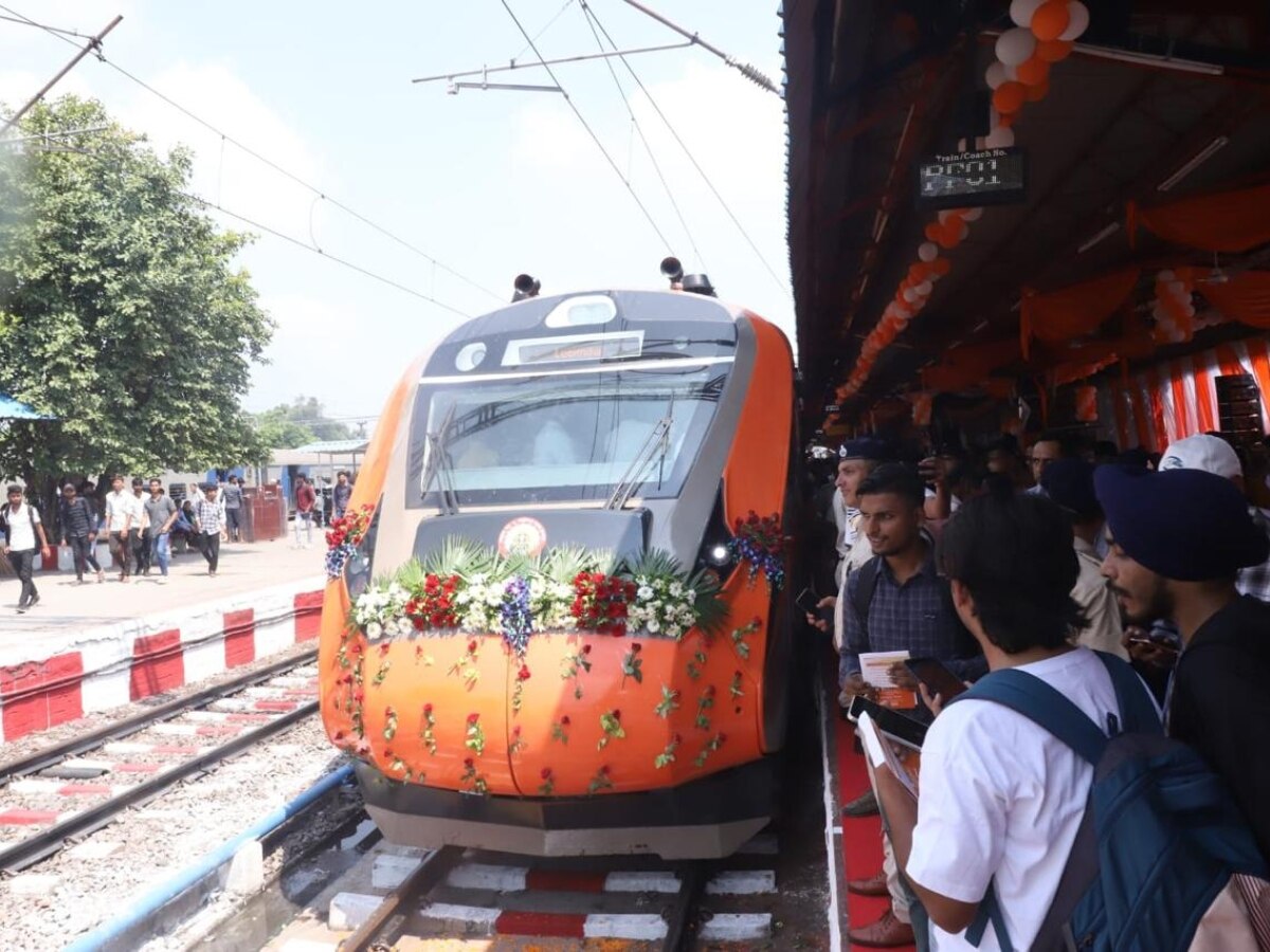 UP को मिली एक और वंदे भारत एक्सप्रेस की सौगात, PM मोदी ने ट्रेन को हरी ...