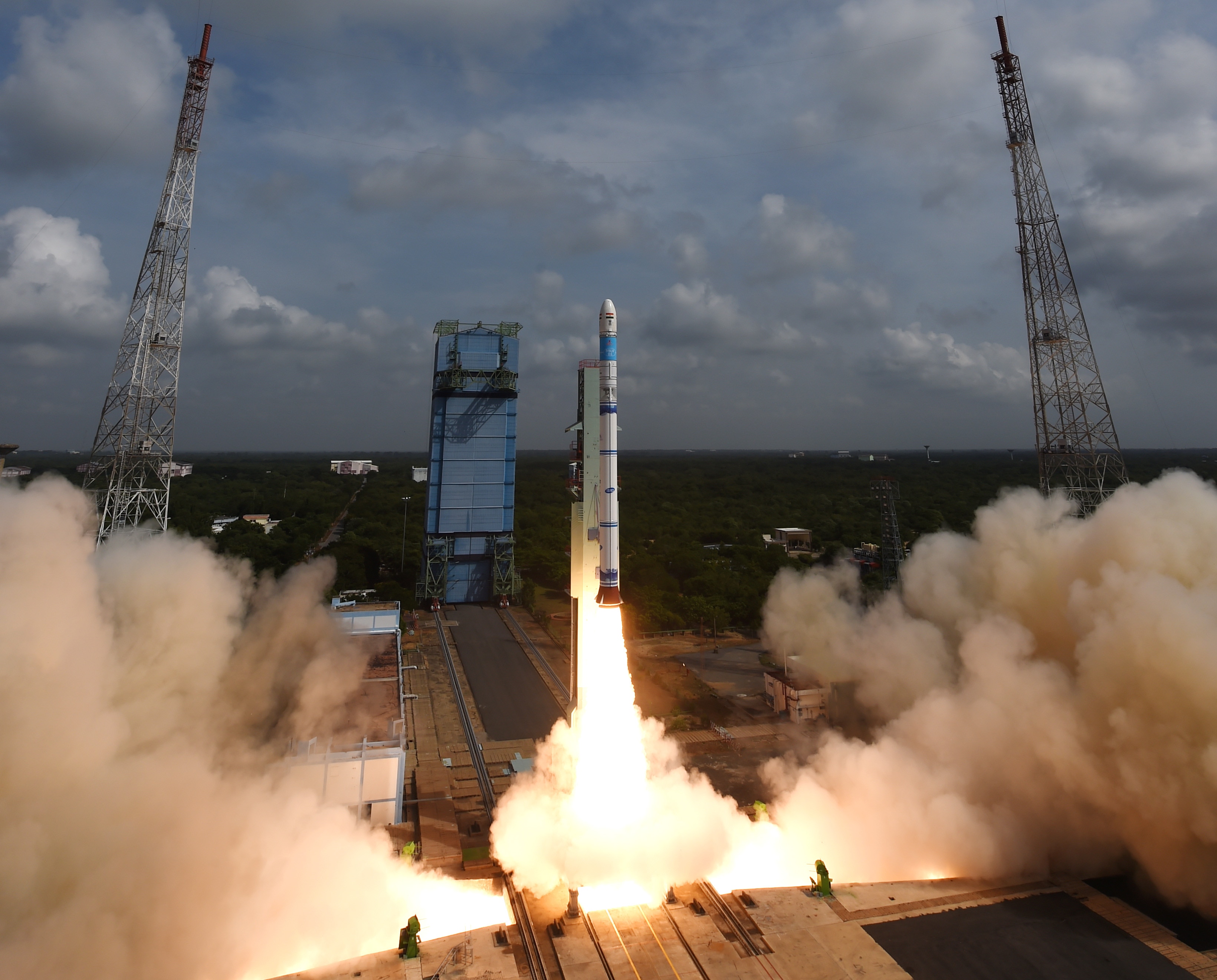 ISRO ने श्रीहरिकोटा स्पेस सेंटर से लॉन्च की Earth ऑब्जर्वेशन सेटेलाइट ...