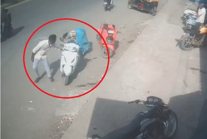 Robbery Caught On Cam: Elderly Couple Stops For Vada Pav Break, Thief ...