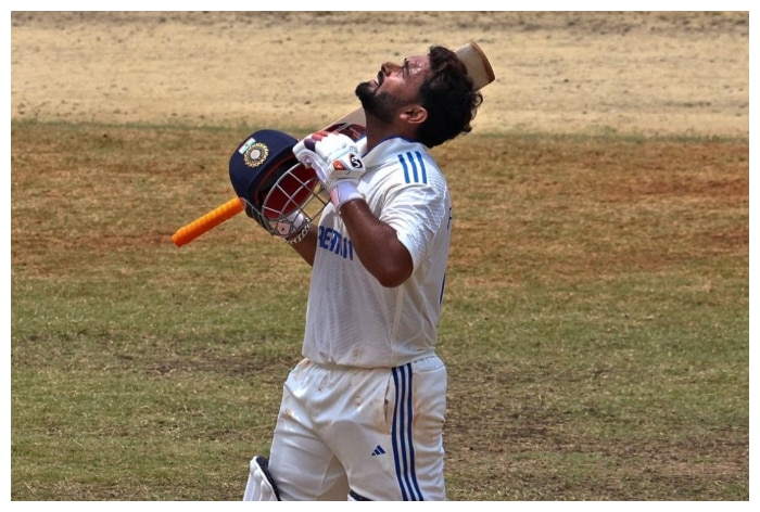Rishabh Pant performs 'puja' of his bat before going out to bat on Day ...