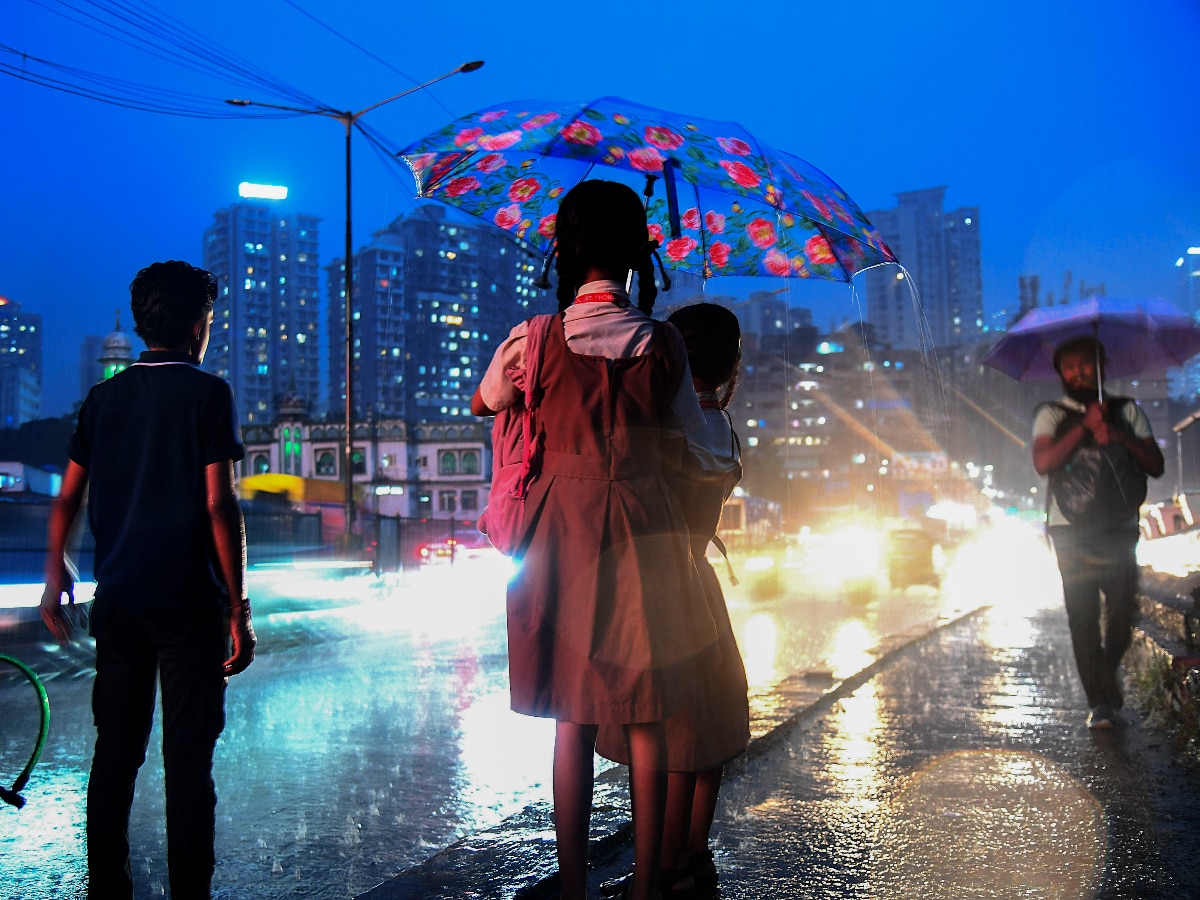 Mumbai Rains Live: IMD sounds RED ALERT, 14 flights diverted, local ...