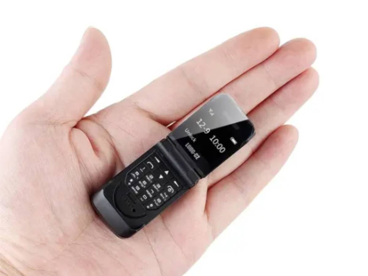 ये है दुनिया को सबसे छोटा फ्लिप फोन, जिसे देखकर हर किसी के मुंह से ...