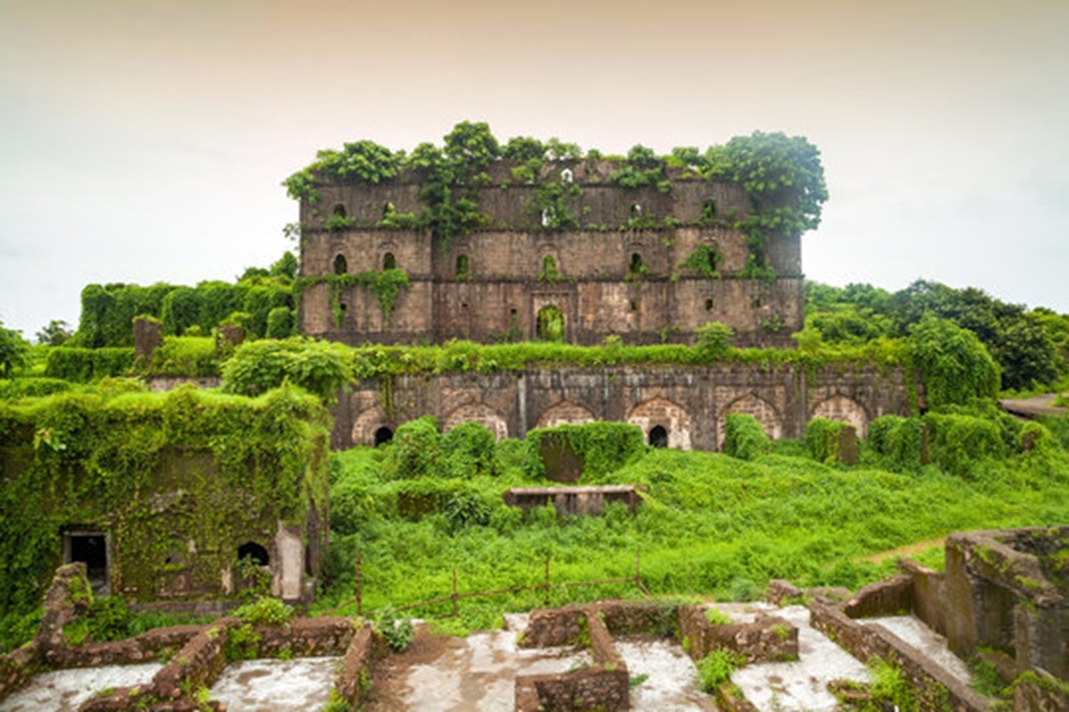 तस्वीरों में देखिये वो किला जो समुद्र के बीच में है बना, इसके अंदर है ...