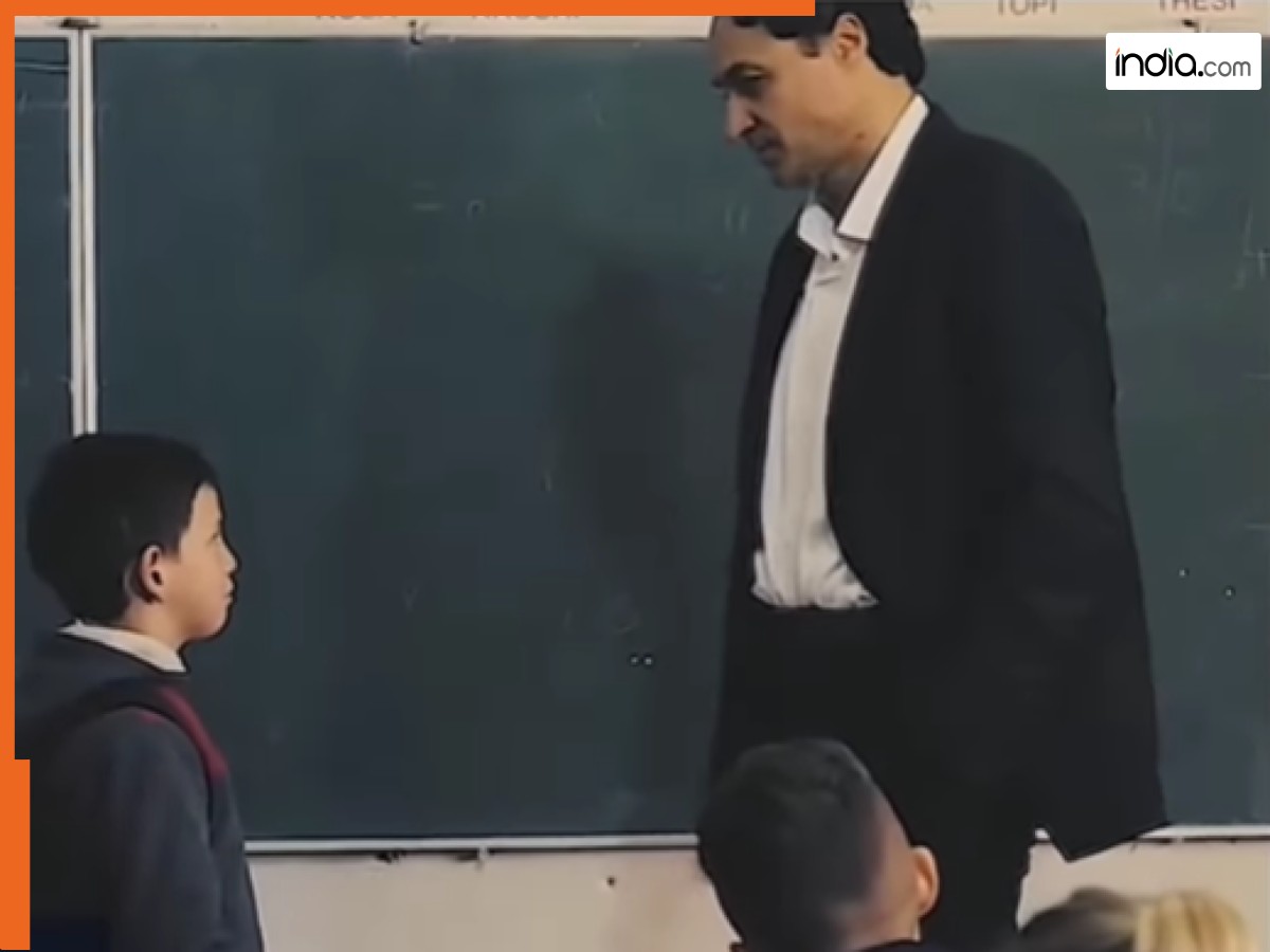 Class Ka Video जिस बच्चे को रोज पीटते थे टीचर एक दिन हाथ चूमने लगे