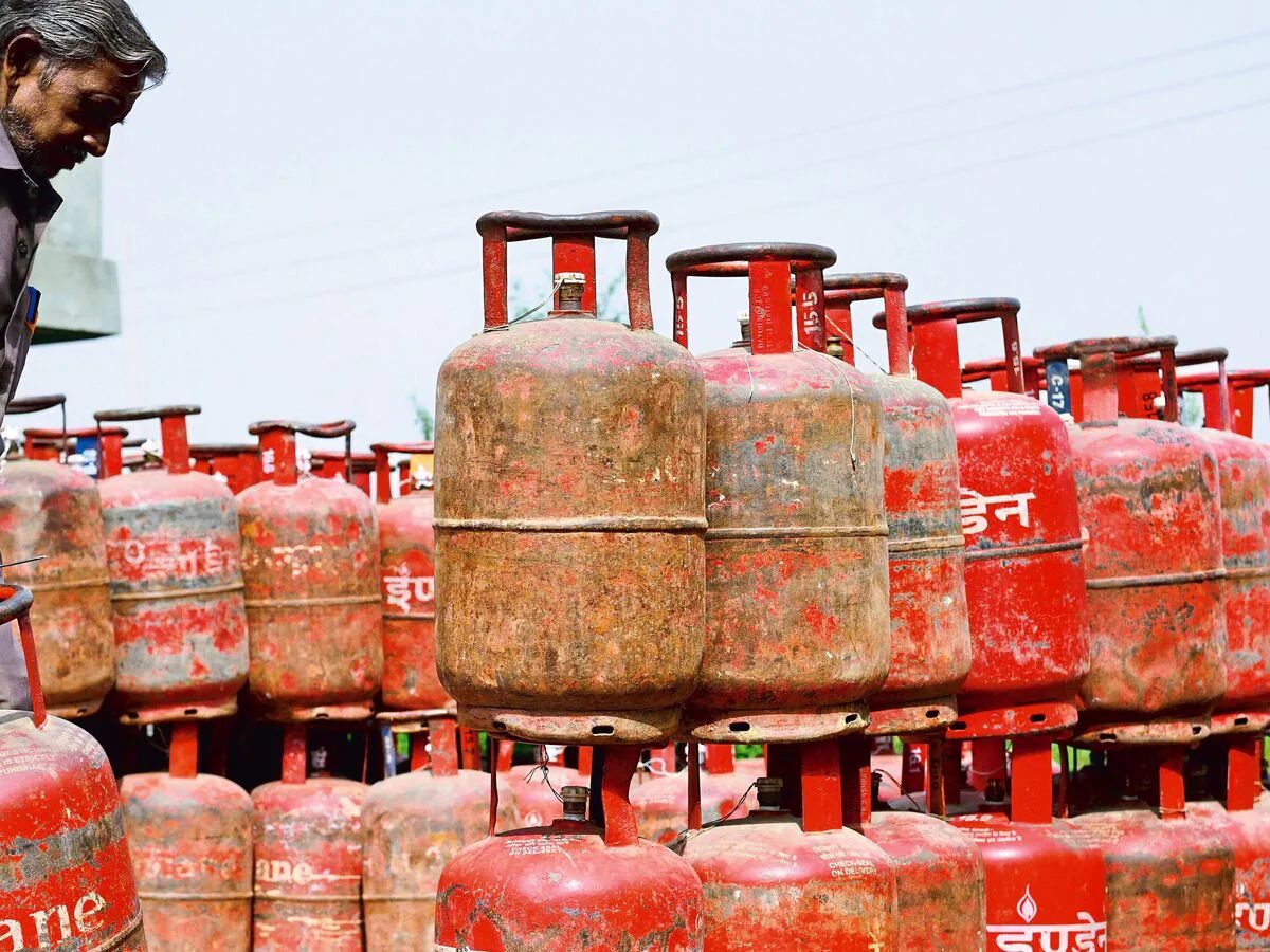 LPG Cylinder: त्योहारों से पहले महंगाई का झटका, गैस सिलेंडर के बढ़े दाम, जानें- कितनी हुई बढ़ोतरी