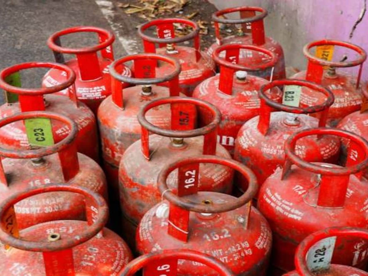 LPG Cylinder: त्योहारों से पहले महंगाई का झटका, गैस सिलेंडर के बढ़े दाम, जानें- कितनी हुई बढ़ोतरी